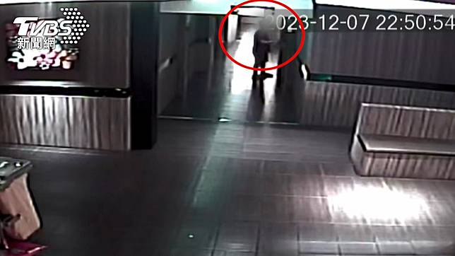 脫衣油壓有人突然開門！ 女控男客道歉「嘻皮笑臉」 | TVBS | LINE TODAY