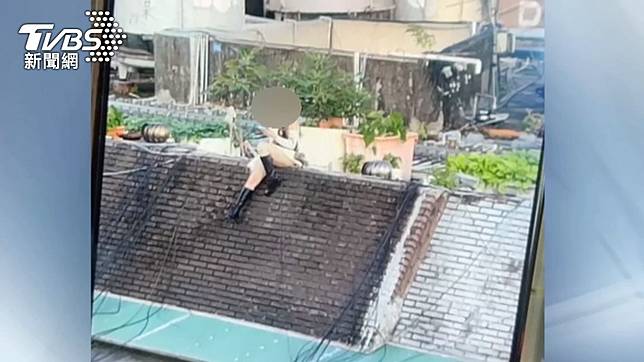 女坐13層樓女兒牆賞風景 對面工人嚇壞 | TVBS | LINE TODAY