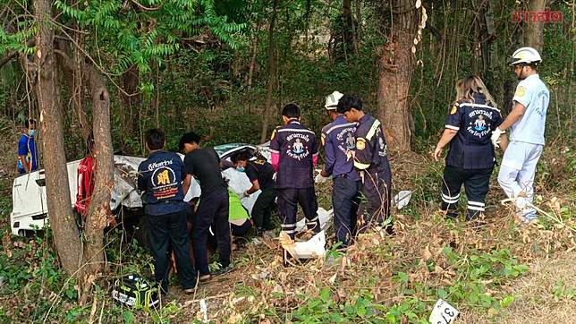 ผู้สูงอายุแต่งชุดไทยไปตั้งศาลพระภูมิ ถูกกระบะทหารชนตกข้างทาง เสียชีวิต 5 ศพ สาหัส 1 | Khaosod ...