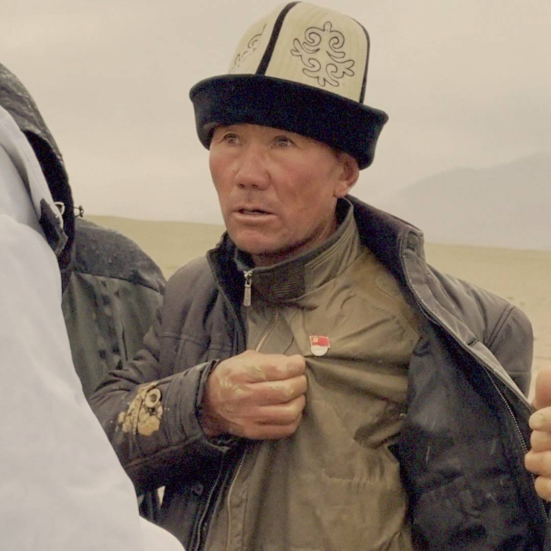 GLOBALink | Xinjiang herdsman reveals Party emblem after offering ...