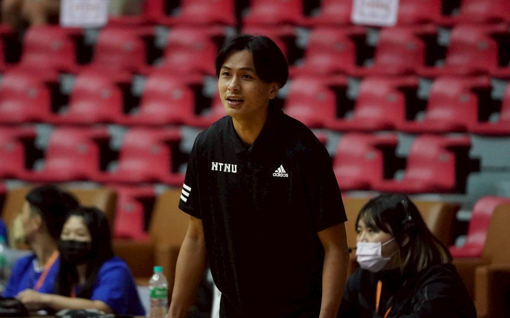 教練界的「白紙」 李秉鴻3個月擄獲球員的心 | TSNA | LINE TODAY