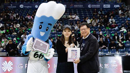 獨家／T1中場遊戲投進18球全場驚豔 女球迷身分曝光！她真的打過WSBL | 三立新聞網 | LINE TODAY