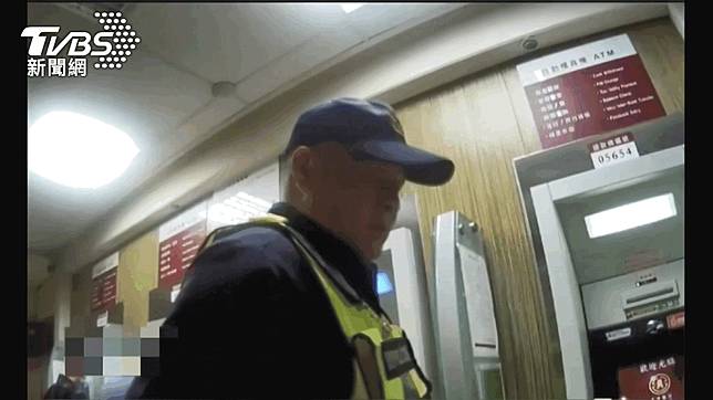 數鈔機故障！8旬翁ATM領6萬 沒吐鈔嚇報警 | TVBS | LINE TODAY