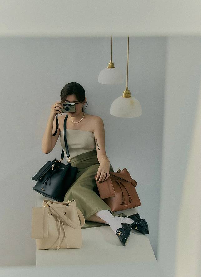 ROBINMAY與KOL俞丁的藝術聯名，兩種不同包款，美到有選擇障礙～ | 女生集合 | LINE TODAY