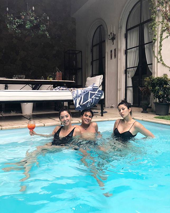 UndubZapp | แซ่บคูณสอง! " เอมมี่-ไอซ์" ว่ายน้ำคลายร้อนในคฤหาสน์ร้อยล้าน