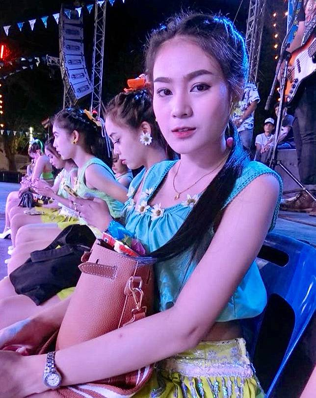 77kaoded | รำวงเพชรบุรี มากด้วยนางรำในวัยเรียน น้องน้ำเต้นสวยยิ้มน่ารัก มีผู้ชมคลิปกว่า 5 ล้านครั้ง0