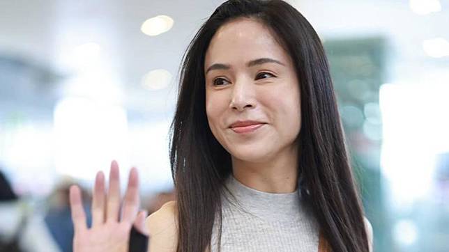 57歲「最美小龍女」變這樣！ 逛地攤、健身私下模樣全公開 | TVBS | LINE TODAY