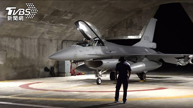有片／夜間緊急起飛 F-16V戰機執行戰備任務 | TVBS | LINE TODAY