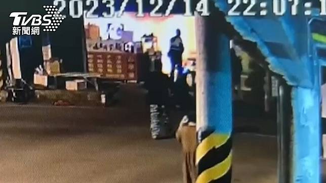 快拿滅火器！麵店陷火海 屋主一度受困2樓 | TVBS | LINE TODAY