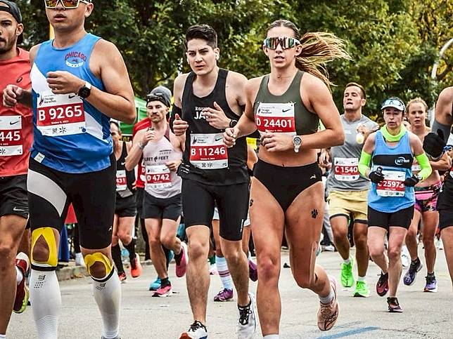 芝加哥馬拉松 2023 | 女跑手愛心爆棚救貓又扶人 | Fitz | LINE TODAY