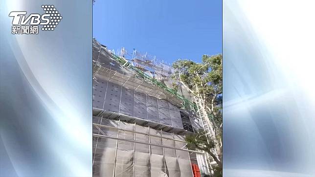 7樓攀升釀工安意外 10噸塔式吊車翻覆 | TVBS | LINE TODAY
