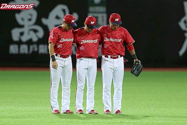 台灣大賽封王戰關鍵一擊 味全龍高孝儀引退 | TSNA | LINE TODAY