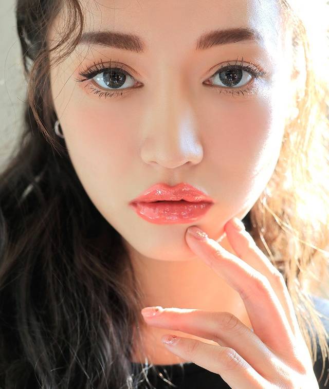 Spiceee.net | 8 ลิปสติก สีส้ม 'Living Coral' ที่เห็นแล้วเงินในมือสั่น!