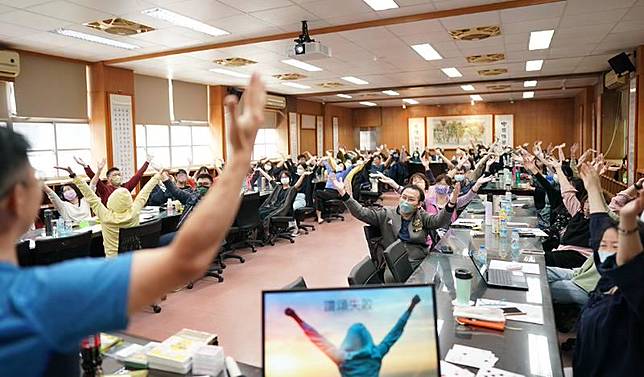 新北首辦資深專任輔導教師回流研習 舊雨新知相見歡 勁報 Line Today