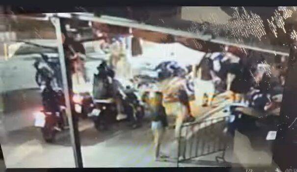 2 สาว เพื่อนเด็ก 17 ปี ไลฟ์ชี้แจง ยันชวนกลับห้อง แต่ผู้เสียหายจะไปกับ สมรักษ์ | Khaosod | LINE TODAY