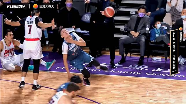 PLG鋼鐵人張伯維 鎖喉+對球迷「比中指」罰4.5萬 | TVBS | LINE TODAY