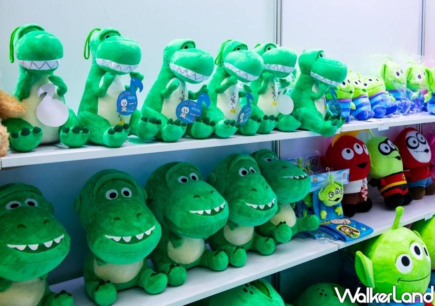 史迪奇、愛麗絲免費拍！迪士尼「夏季公仔聯萌限定店」4大主題打卡點、周邊搶先看，抱抱龍、透明史迪奇好欠買。 | WalkerLand 窩客島 | LINE TODAY