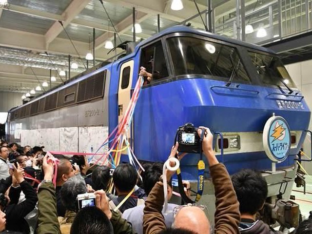 最強機関車EF200&レア貨車シキ800 京都鉄博から別れの旅へ（乗りものニュース）