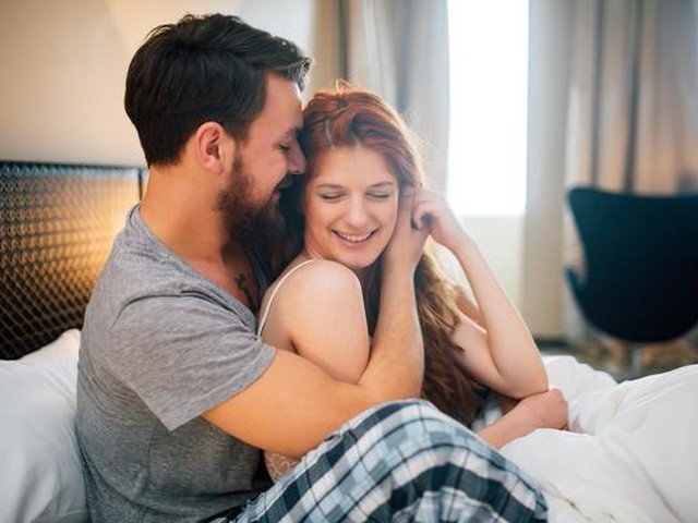 男が好きな密着姿勢は「ひざ枕」or「らっこ座り」どっち？（ananweb）