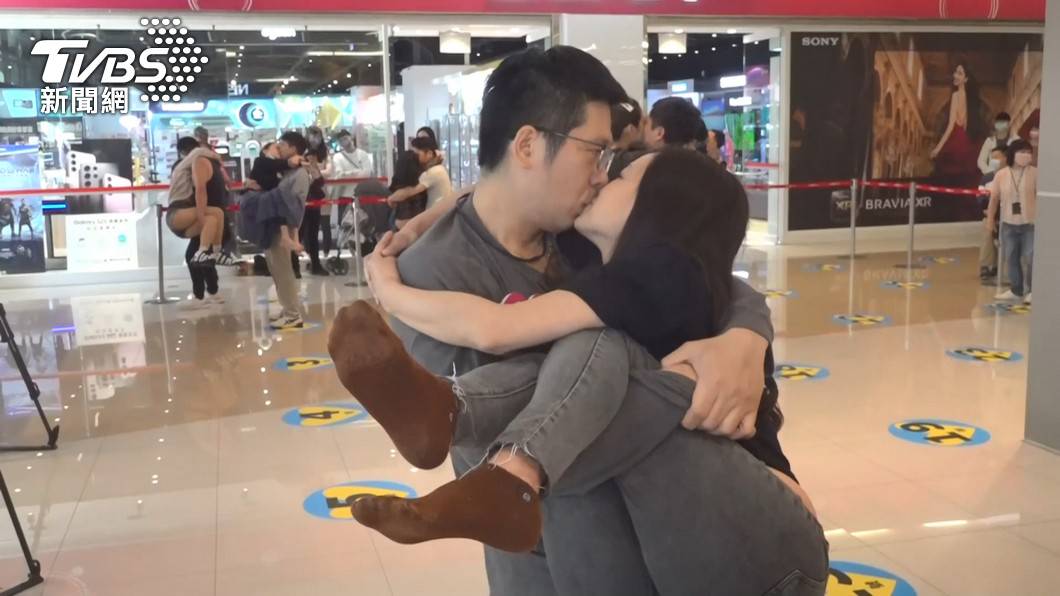 單身別看！ 「公主抱接吻賽超幸福、情人餐搶客」 | TVBS | LINE TODAY