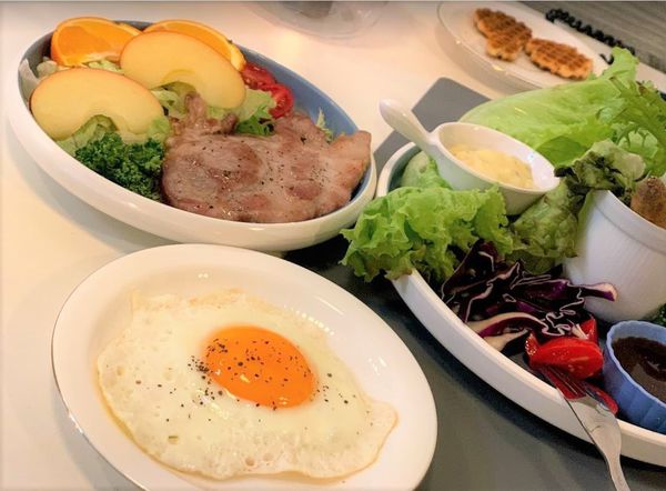 【高雄 不ㄐㄩˇ】 無塵生菜均衡餐 ，一家比你在家裡吃都還要健康的餐廳，重點是點餐送美甲。 - LINE旅遊