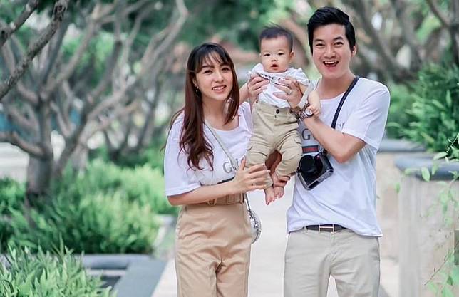 "เชน ธนา" ควงภรรยา ทำบุญขึ้นบ้านใหม่-พร้อมย้ายเข้าอยู่ คฤหาสน์หรู 200 ล้าน" " | Khaosod | LINE TODAY