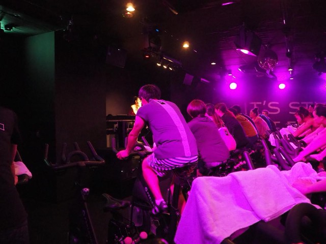 45分で約800kcal消費、暗闇バイクエクササイズ「FEELCYCLE」を体験レポート！（J-WAVE NEWS）