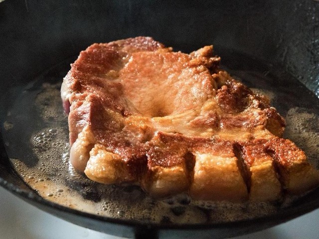 ごちそう肉を作る！ ポークソテーを表面カリッにするコツ（ananweb）