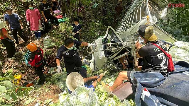 ระทึก! รถบรรทุกกะหล่ำปลี ตกเหวลึก 80 เมตร คนขับติดในรถ 2 วัน 2 คืน | Khaosod | LINE TODAY