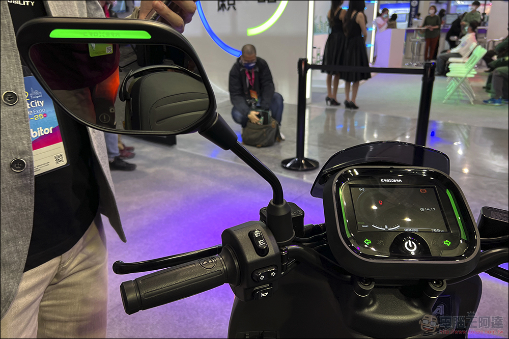 宏佳騰 CROXERA M 智慧後照鏡正式發表，不只電車能用 SYM 的 KRNBT 也將搭載 | LINE購物