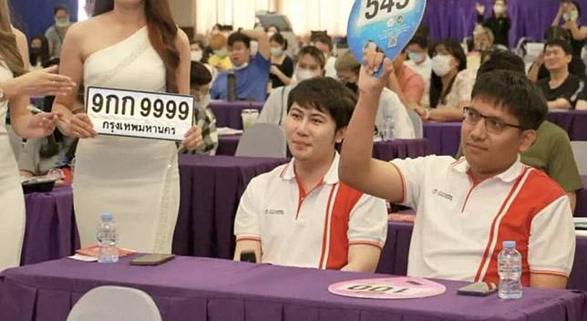 神車牌拍賣3712萬！舉牌美女也驚呆 | NOWnews 今日新聞 | LINE TODAY