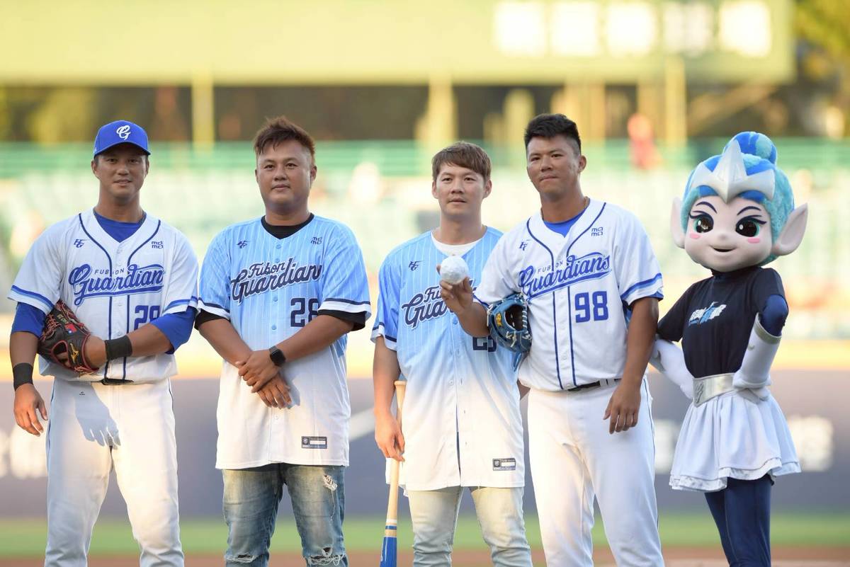 高羅4兄弟球場重聚以紙球開球重溫兒時 羅國華一番話差點逼哭大哥 | TSNA | LINE TODAY