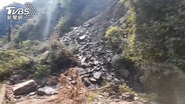 917地震！屏東瑪家道路坍方 11人一度受困 | TVBS | LINE TODAY