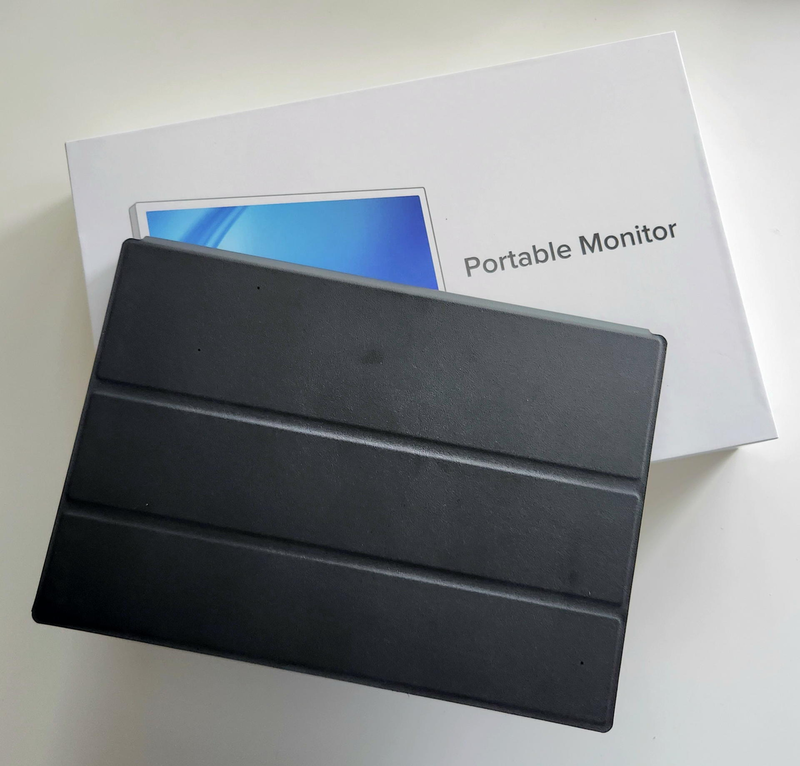 モバイルモニターを簡単に縦置きできる「WING BINDER」を衝動買い（アスキー）