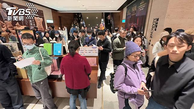 信義誠品平安夜熄燈 書迷哭：謝謝陪伴青春 | TVBS | LINE TODAY