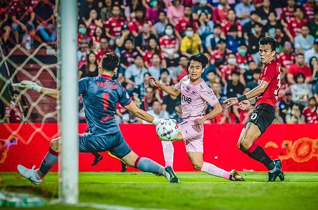 Soccersuck | ยังไม่ฟื้น! "แข้งเทพ" เหมา3ตุง บุกอัด "กิเลนผยอง" ถึงถิ่น 2-1