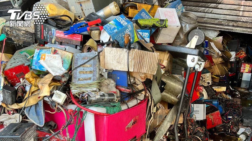 高雄清晨電池行惡火！老夫妻「趴地昏迷」 送醫宣告不治 | TVBS | LINE TODAY