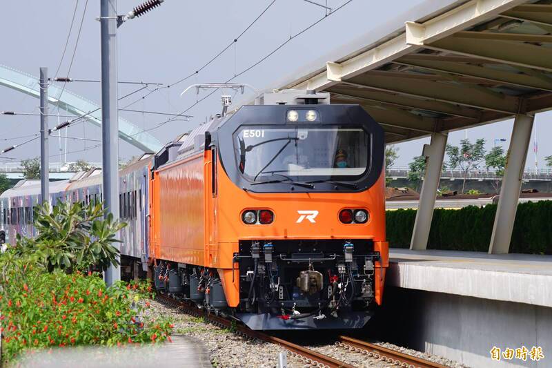 E500型正式亮相！台鐵5主力車種霸氣一字排開 吸6000人爭睹 | 自由電子報 | LINE TODAY