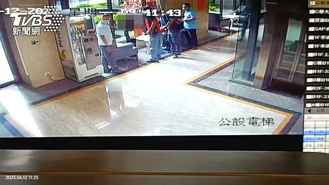 詐團假冒檢警！女怕涉洗錢 匯出1400萬存款 | TVBS | LINE TODAY