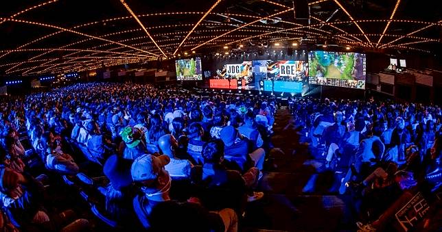 《英雄聯盟》世界大賽八強戰JDG直落三晉級，明日T1對陣RNG | 4Gamers | LINE TODAY