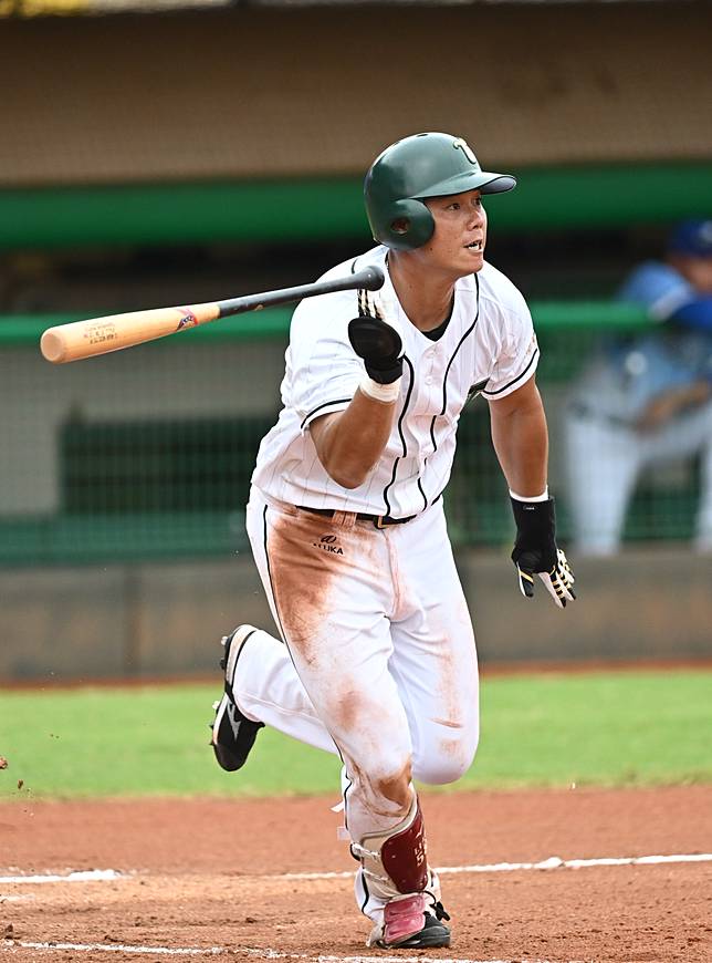 在台鋼雄鷹首安出現 藍寅倫：把自己當20歲小夥子 | TSNA | LINE TODAY