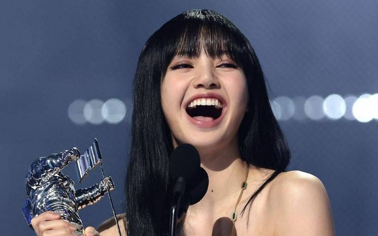 LISA「招牌瀏海」吹不亂的秘訣！整髮4招 讓瀏海乖乖聽話 | Styletc TW | LINE TODAY