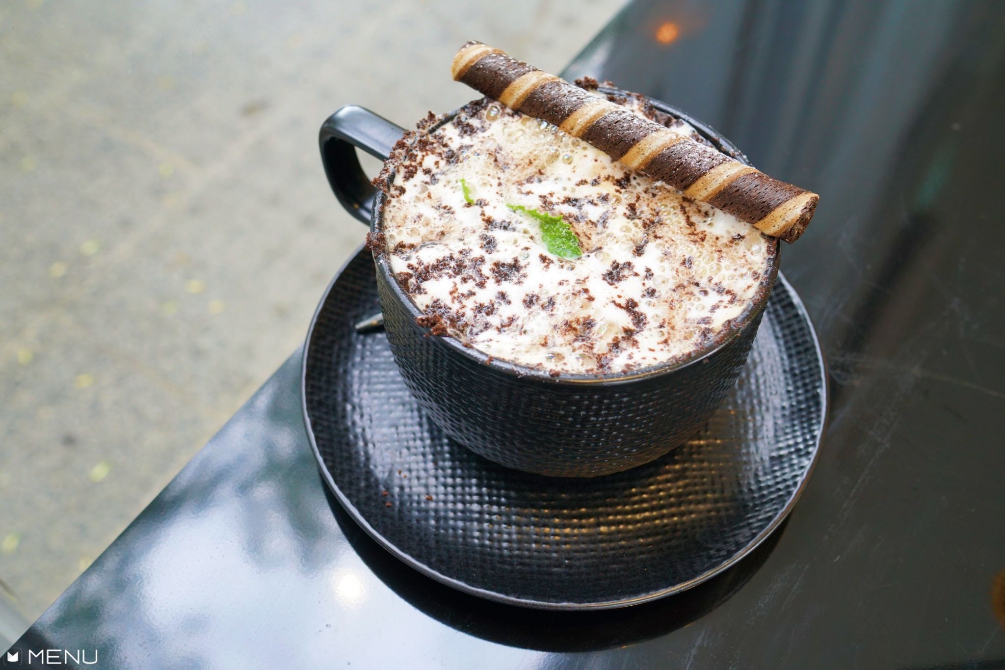 【MENU帶路】時尚黑白風格的「黑RURU CAFE」，超萌笑笑羊陪你一起享受午茶時光 | LINE購物