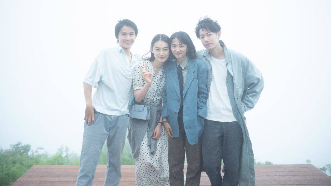 《First Love 初戀》獨家照大公開！「4人同框」逼哭劇迷 | TVBS | LINE TODAY