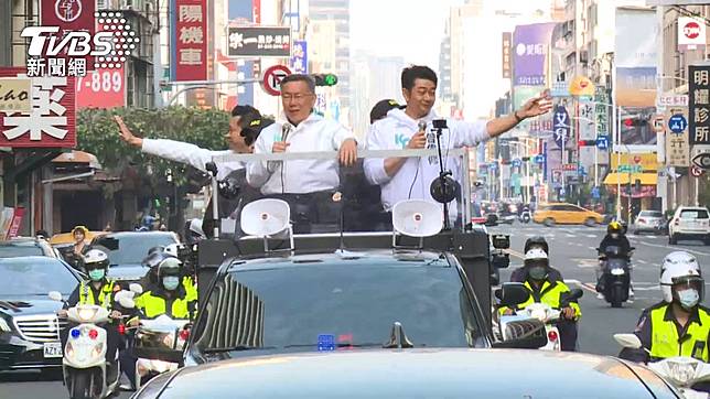 柯車掃高雄 駕駛激動喊當選、婦頂髮捲加油 | TVBS | LINE TODAY