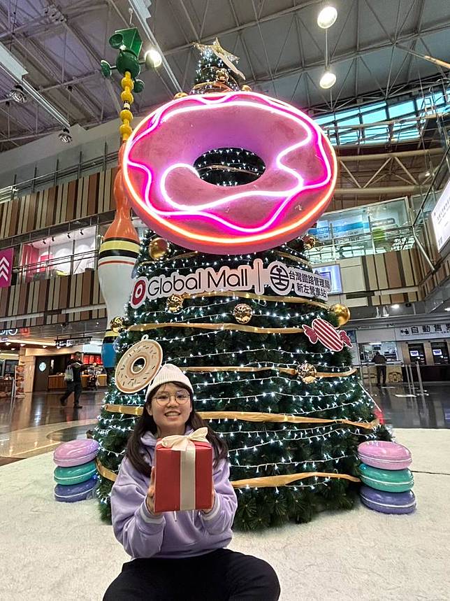全台最甜蜜的聖誕樹！Global Mall新左營車站打造巨型甜甜圈聖誕樹 | 勁報 | LINE TODAY