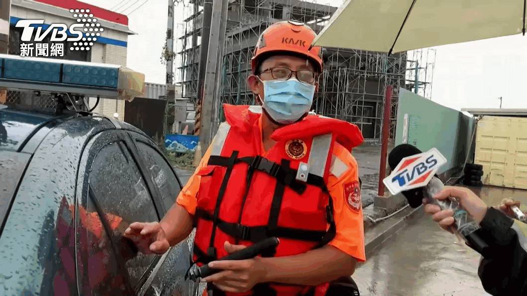 側窗玻璃怎麼都敲不破！ 海巡親揭救人驚險過程 | TVBS | LINE TODAY