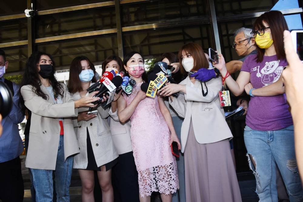 周玉蔻民視節目《辣新聞152》 遭NCC以「未事實查證」開罰40萬 | 上報 | LINE TODAY