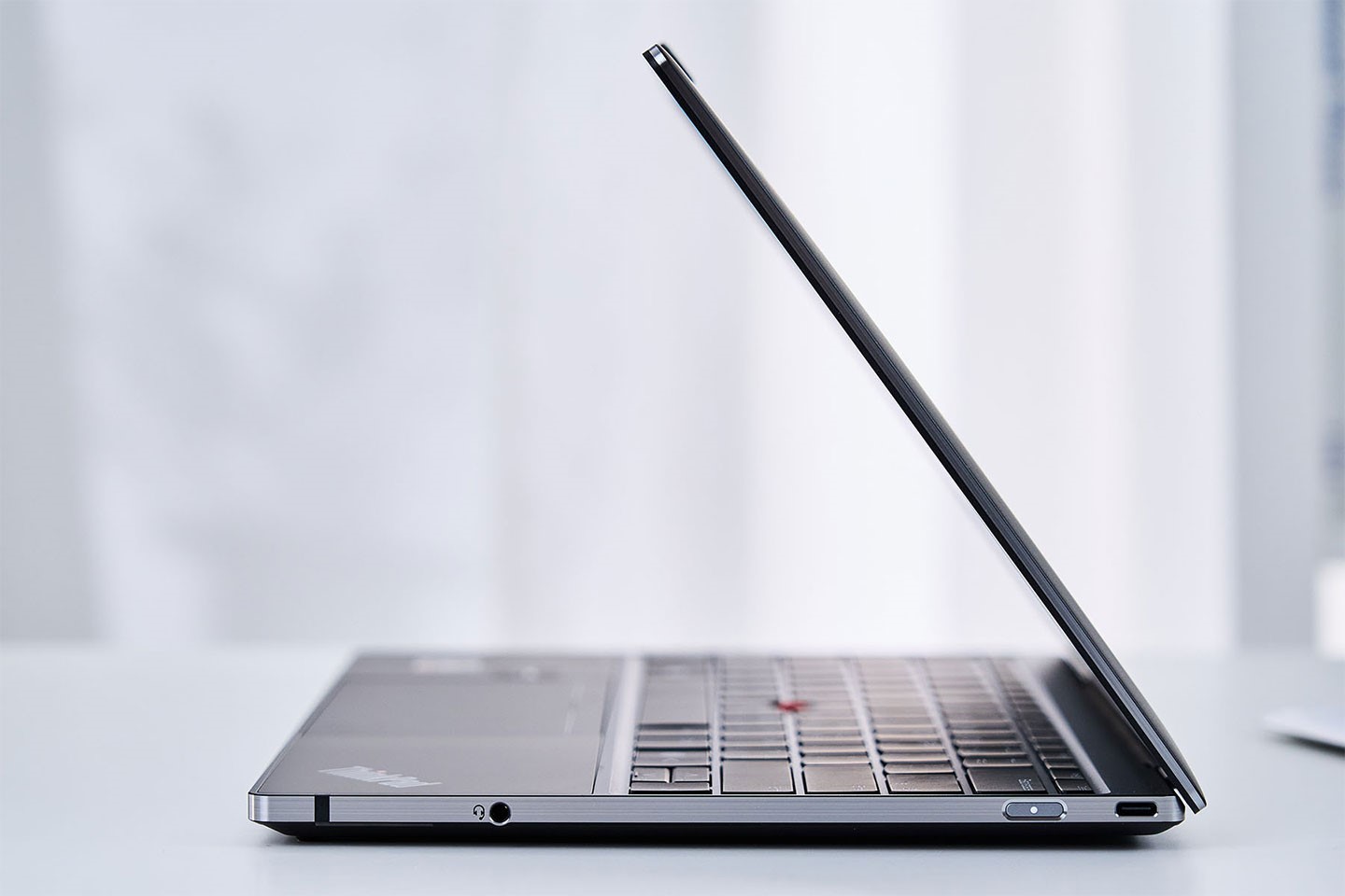 是時候入坑 ThinkPad 了！全新 ThinkPad Z13 外觀讓人耳目一新，纖薄輕巧展現絕佳行動力！ | LINE購物