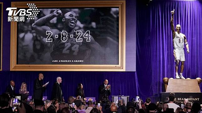 NBA／Kobe首座雕像揭幕 手指天Pose還原「81分之夜」 | TVBS | LINE TODAY
